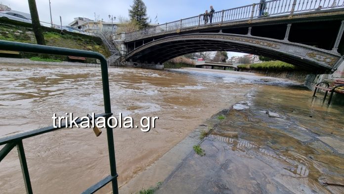 Τρίκαλα: Φούσκωσε ο ποταμός Ληθαίος από τις βροχοπτώσεις (βίντεο ...