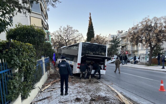 Λεωφορείο εκτός ελέγχου σαρώνει ό,τι βρίσκει μπροστά του (εικόνες ...