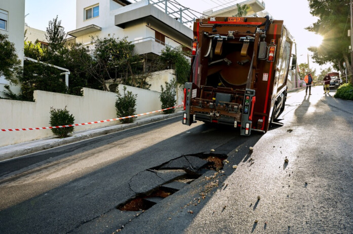 Άνοιξε ο δρόμος και «κατάπιε» απορριμματοφόρο - EPIRUS Online