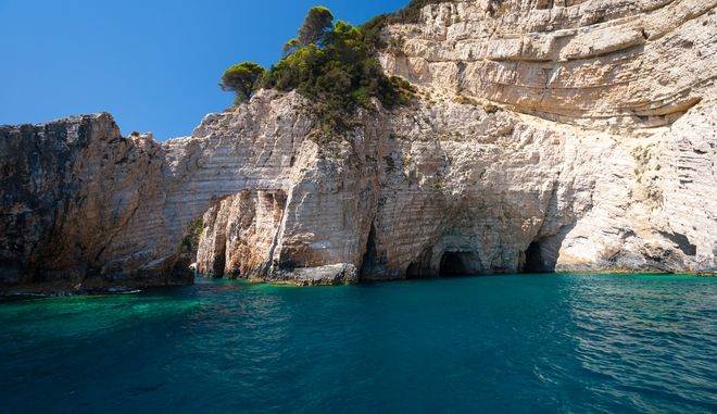Ζάκυνθος: Κολυμπούσε σε σπηλιά κι έπεσε βράχος πάνω της - EPIRUS Online