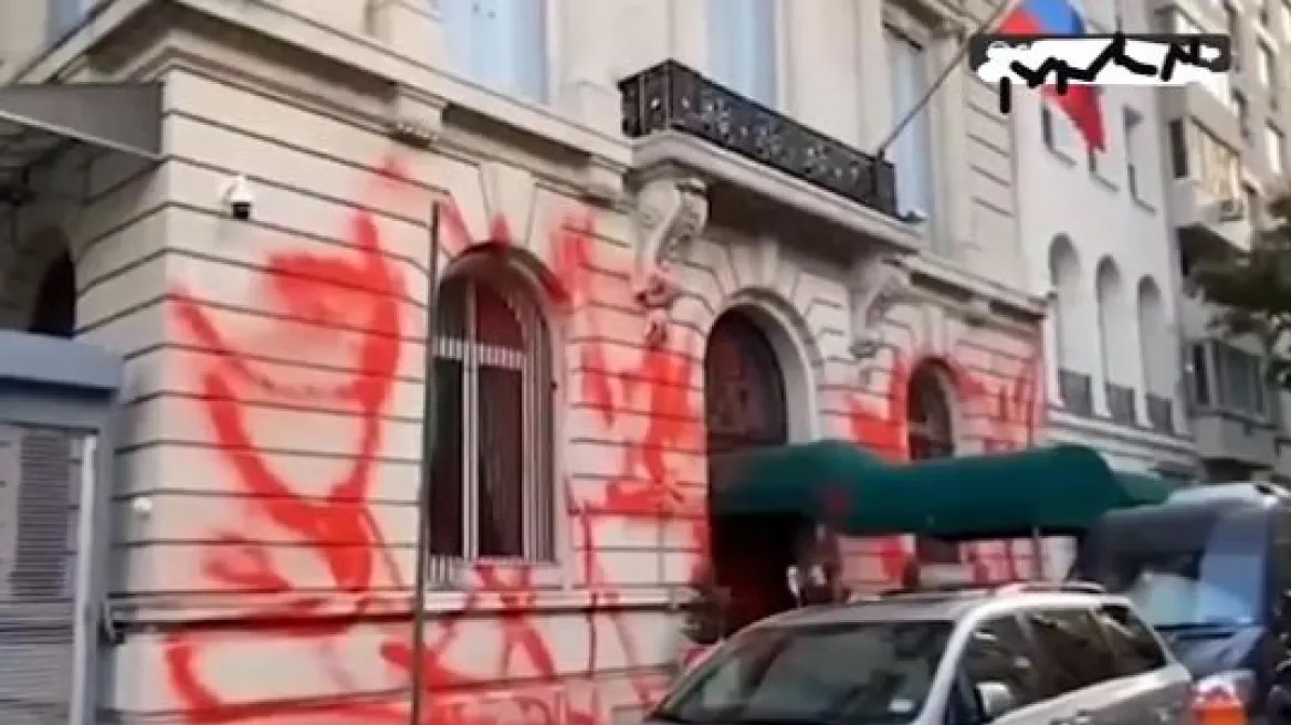 Νέα Υόρκη: Έριξαν κόκκινη μπογιά στο Προξενείο της Ρωσίας - EPIRUS Online