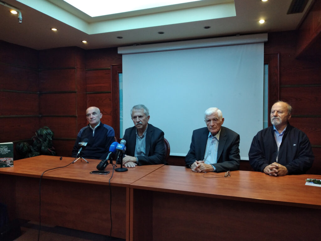 «Στο φως του καντηλιού» από έναν Βελλαΐτη - EPIRUS Online