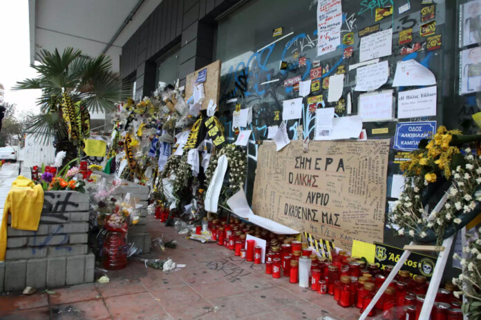 Άλκης Καμπανός: Συνελήφθη η γυναίκα που βανδάλισε το μνημείο του ...
