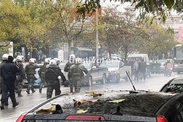 Θεσσαλονίκη: Επεισόδια μεταξύ Ρομά και ΜΑΤ για τον 16χρονο πυροβολήθηκε ...