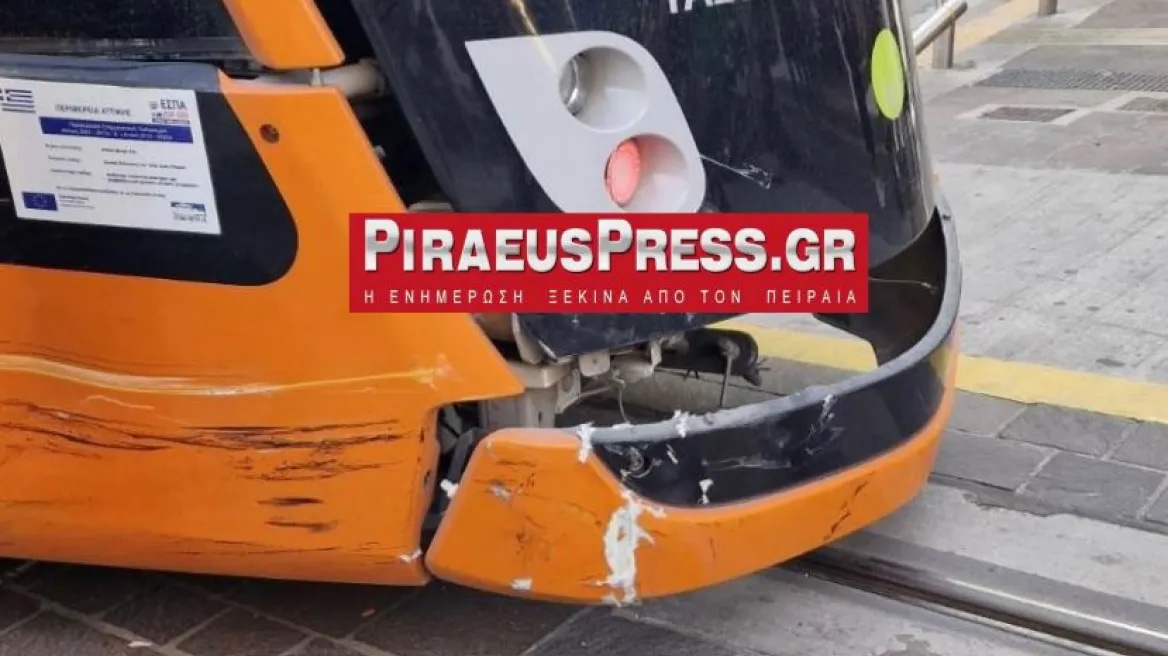 Πειραιάς: Εκτροχιάστηκε το τραμ, μετά από τροχαίο με ΙΧ - EPIRUS Online