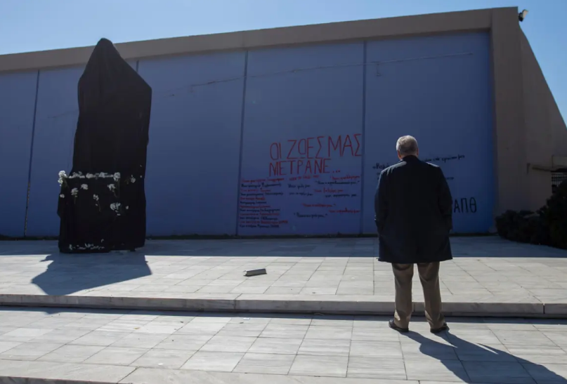 Τέμπη: Βουβός πόνος στο ΑΠΘ, μαύρο πανί στο άγαλμα του Αριστοτέλη ...