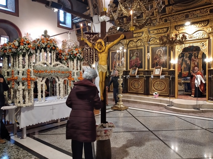 Μεγάλη Παρασκευή: Ο Εσπερινός της Αποκαθήλωσης στην Αγία Μαρίνα ...