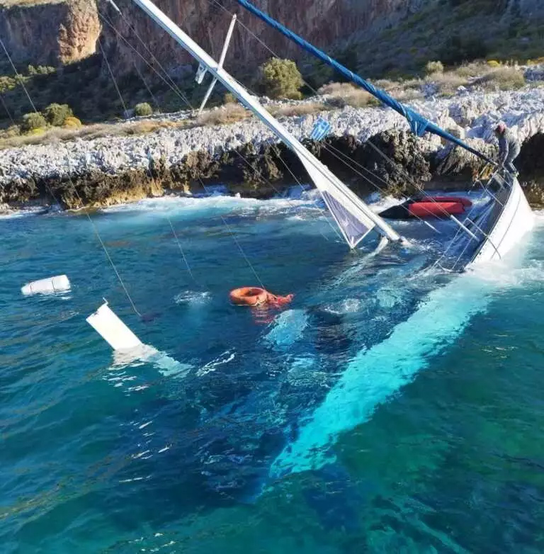 Λακωνία: Ένας νεκρός από το ναυάγιο με 47 μετανάστες στο Οίτυλο ...