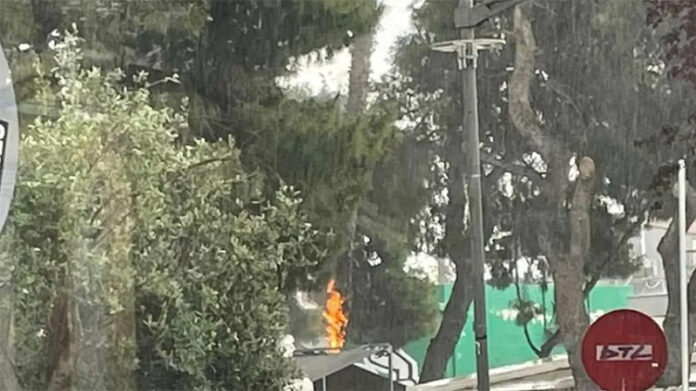 Μαρούσι: Έπεσε κεραυνός και πήρε φωτιά δέντρο πάνω από καφετέρια ...