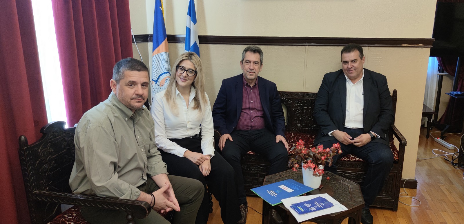 Συνάντηση του Δημάρχου με στελέχη της ΔΕΔΑ - EPIRUS Online