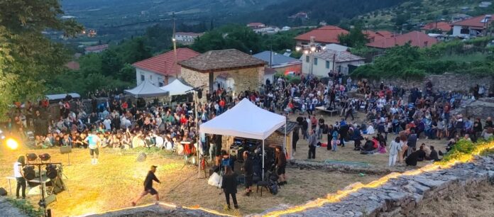 Πλήθος κόσμου στο μουσικό φεστιβάλ «Γιατί είναι μαύρα τα βουνά ...