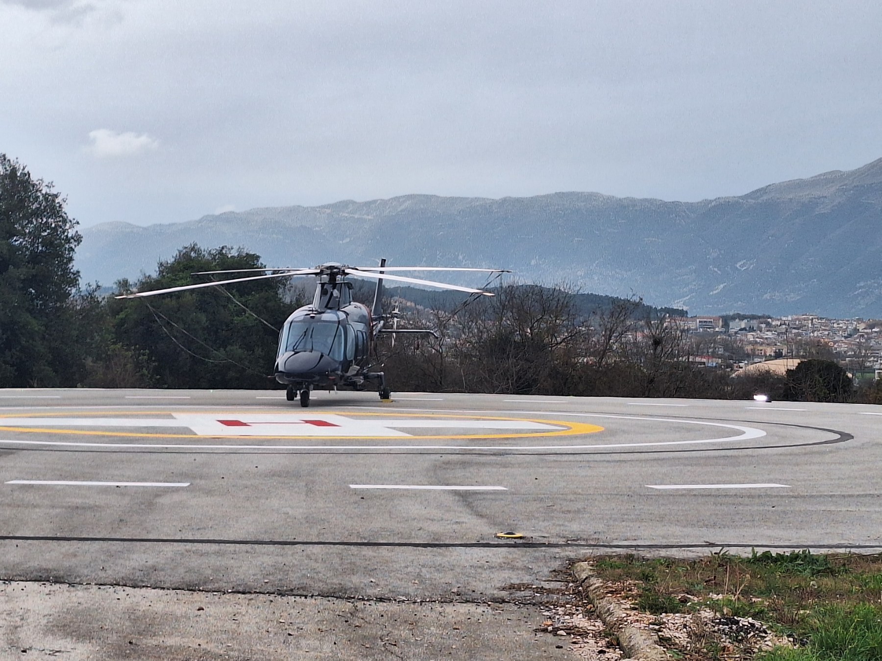 Δοκιμαστικές πτήσεις από το ελικόπτερο του ΕΚΑΒ στο ελικοδρόμιο του ...