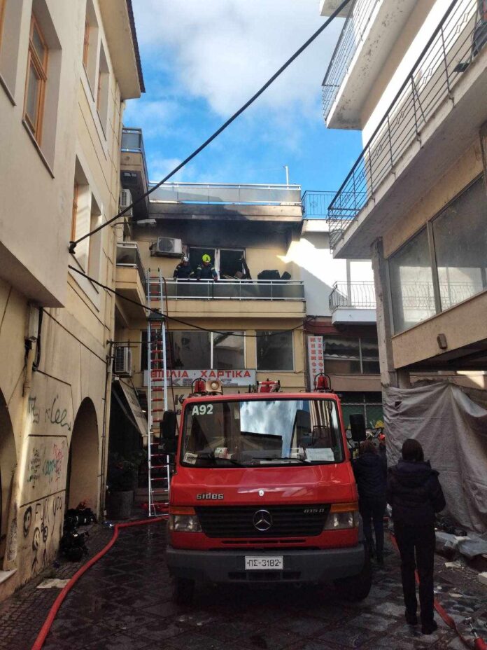 Φωτιά σε διαμέρισμα - Απεγκλωβίστηκαν δύο άτομα - EPIRUS Online