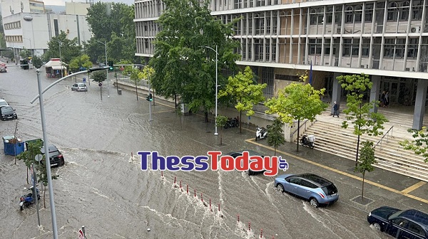 Ισχυρή καταιγίδα και χαλάζι στη Θεσσαλονίκη -«Ποτάμια» οι δρόμοι ...