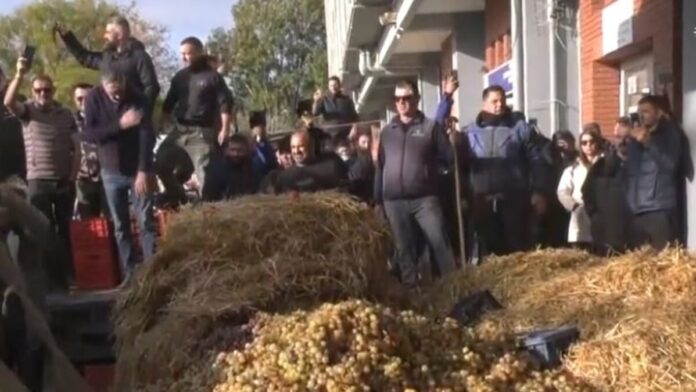 Καβάλα: Διαμαρτυρία αγροτών με άχυρα, γάλα, ντομάτες και σταφύλια ...