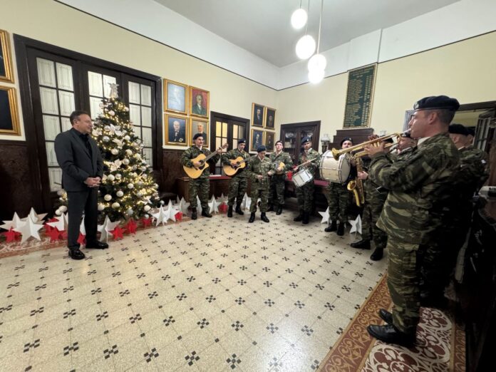 Χριστουγεννιάτικες μελωδίες και ευχές στο Δημαρχείο Ιωαννίνων - EPIRUS ...