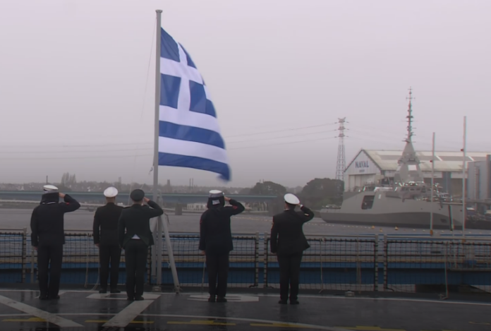 Υψώθηκε η ελληνική σημαία στη φρεγάτα «Κίμων» – Εντάσσεται στον στόλο ...